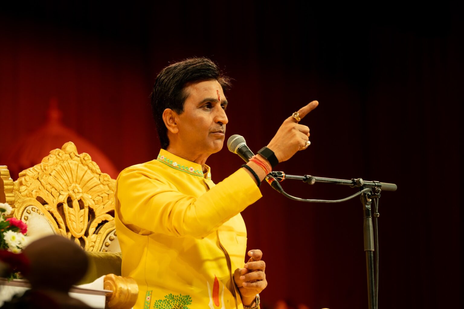 How Kumar Vishwas Captivates Audiences Worldwide